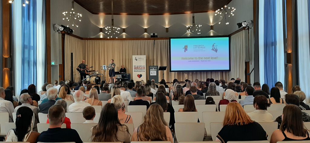 Abschlussfeier des Kompetenzzentrums Handel - Friedrich-List-Schule